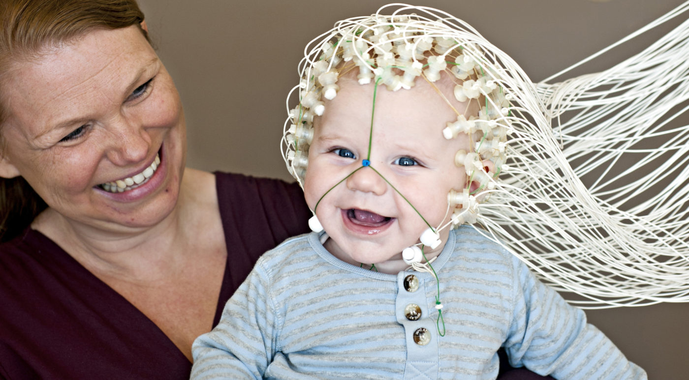 Babyens klossete armbevegelser viser hvor smart den er